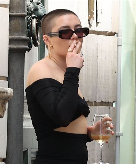 Celebrity Life News Photos Florence Pugh Nuovo Look Tra Sigarette E