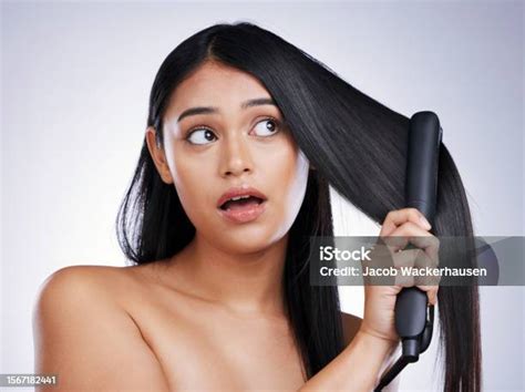 헤어케어 납작한 다리미 긴 머리를 가진 여성의 얼굴 열 브라질의 흰색 바탕에 고급 살롱 트리트먼트 뷰티 스트레이트너 라틴계