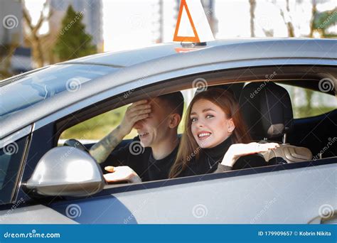 Instructora De Conducción Y Estudiante De Examen Imagen de archivo Imagen de nervioso coche