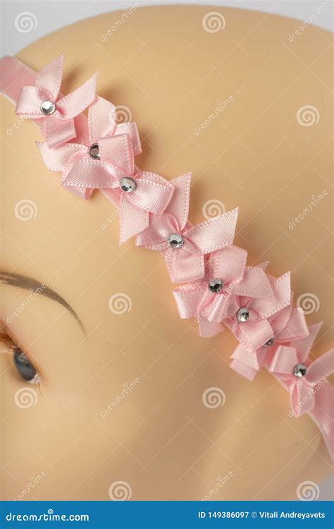 Cabea Do Manequim Da Criana Com A Atadura Para Meninas No Fundo