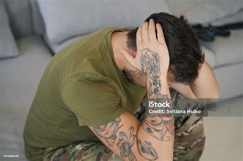 Ptsd로 고통받는 동안 손으로 머리를 움켜 잡는 군인 전쟁 신경증에 대한 스톡 사진 및 기타 이미지 전쟁 신경증 퇴역군인 정신 건강 Istock