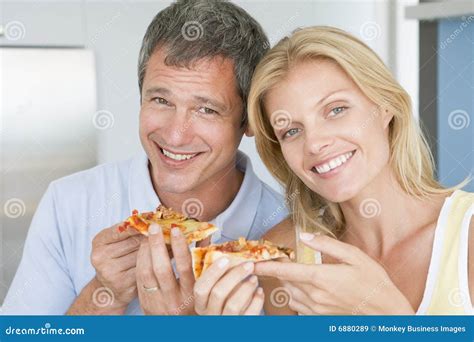 Marido E Esposa Que Comem A Pizza Imagem De Stock Imagem De Feliz