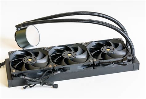 흰색 배경에 격리 된 컴퓨터 Cpu 쿨러 액체 냉각 고성능기능을 갖추고 있습니다 선풍기 개인 장식품에 대한 스톡 사진 및 기타