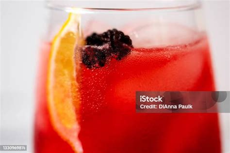 흰색 배경에 집에서 만든 블랙 베리 레모네이드 의 유리의 닫기 감귤류 과일에 대한 스톡 사진 및 기타 이미지 감귤류 과일 달콤한 음식 레모네이드 Istock