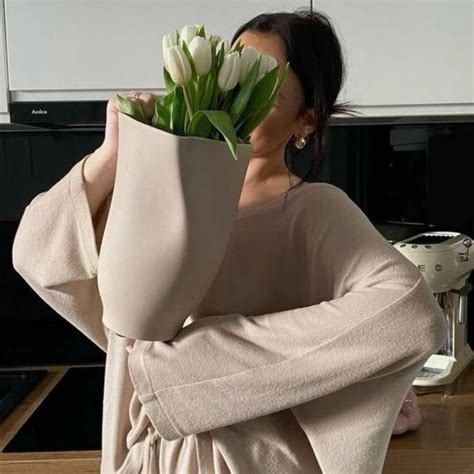 Чамд эргүүлж мөнгө хийж өгдөггүй хэрэггүй бүтээгдэхүүнд мөнгөө үрээд байгаад учир байгаа юм