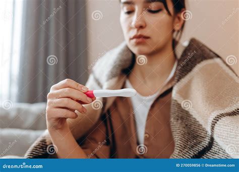 Uma Garota Triste Doente Tem Alta Temperatura Uma Garganta Dolorosa E