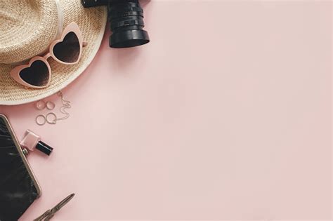 세련 된 사진 카메라 선글라스 보석 밀 짚 모자 가방 핑크 종이 평면에 화장품 텍스트에 대 한 공간을 누워 안녕하세요 여름 국제 여성의 날입니다 0명에 대한 스톡 사진 및