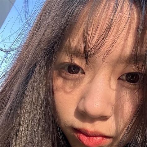 Annie Holland On Threads