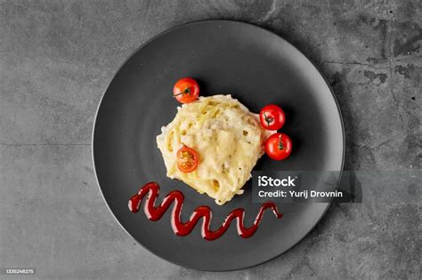 옆에 있는 체리 토마토 위에 치킨 필렛과 치즈로 채워진 스파게티 둥지 접시 회색 텍스처 배경 상단 보기입니다 음식 메뉴 0명에 대한 스톡 사진 및 기타 이미지 Istock