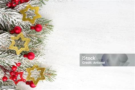 텍스트 복사 공간와 오래 된 나무 누추한 배경에 크리스마스 장식과 전나무 분기 합니다 0명에 대한 스톡 사진 및 기타 이미지 0명 12월 Invitational