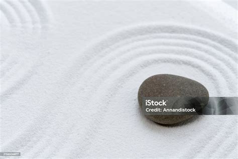 흰 모래 선 질감 배경에 회색 돌이있는 선 정원 일본 정원 검은 바위 바다 돌 모래 파도 평행선 패턴 일본 다래끼 단순 일 명상 선과 같은 개념 0명에 대한 스톡 사진 및