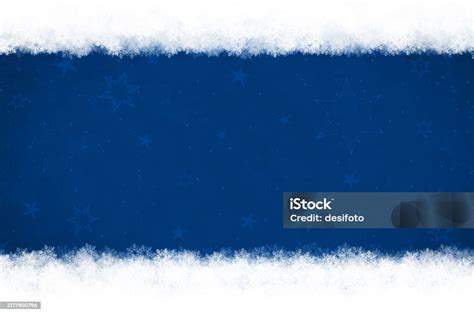 수평 어두운 자정 파란색 테두리 크리 에이 티브 크리스마스 새해 축제 축하 인사말 카드 배경에 눈 그리고 눈 덮인 땅에 눈송이 하단 및 상단 가장자리 테두리에 워터 마크