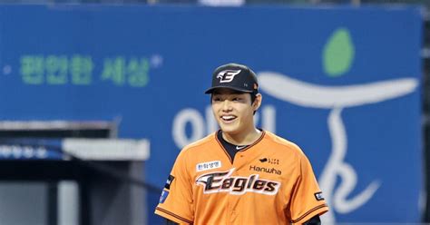 같은 날 등판한 신인왕 라이벌…문동주는 Qs 윤영철은 5실점 희비 갈렸다