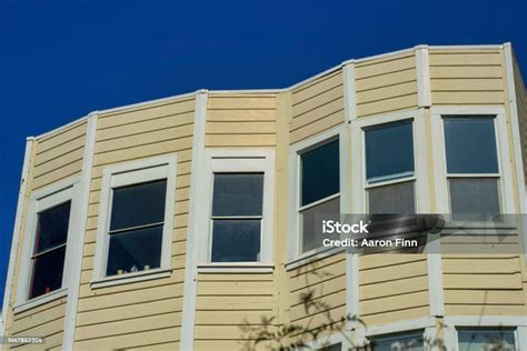 앞마당 단풍과 짙은 푸른 하늘 배경이 있는 집의 베이지색과 슬레이트 나무 판넬 외관이 있는 집 외관 개발에 대한 스톡 사진 및 기타 이미지 Istock