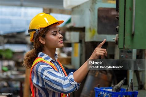 선반 공장에서 전자 중공업 기계와 함께 작업 안전 헬멧에 젊은 스마트 여성 엔지니어 전문 아름다운 여성 기술자 공장 노동자 제어 금속 제조 산업 여자에 대한 스톡 사진 및