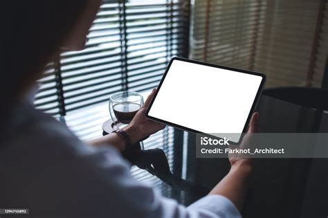 빈 흰색 데스크톱 화면디지털 태블릿을 들고 있는 여성의 모형 이미지 35 39세에 대한 스톡 사진 및 기타 이미지 35 39세 가정 생활 공란 Istock