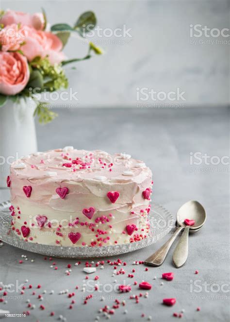 작은 하트와 회색 배경에 화려한 스프링 케이크 로맨틱 사랑 배경입니다 발렌타인 카드입니다 세인트 발렌타인 어머니의 날 생일 케이크 배경 텍스트 위한 공간 수직입니다 공휴일에