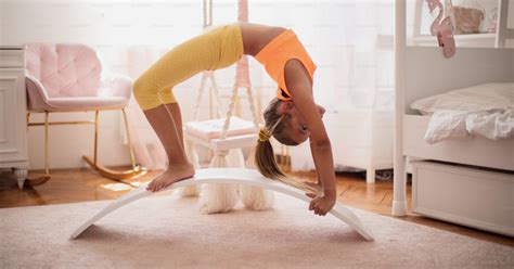 집에서 침실에서 운동을 하는 어린 소녀 사진 Unsplash의 스포츠 이미지