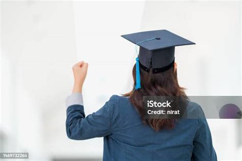 졸업 가운과 모자를 쓴 젊은 아시아 여자 대학 졸업생의 뒷모습 20 24세에 대한 스톡 사진 및 기타 이미지 20 24세