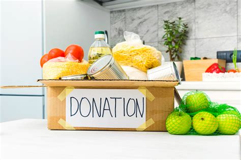 부엌에서 음식과 함께 기부 상자를 엽니 다 사람들을 위해 도와주세요 자선 컨셉 0명에 대한 스톡 사진 및 기타 이미지 0명