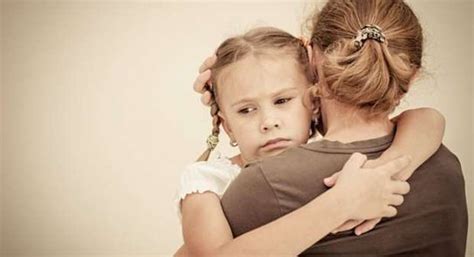 حضن الام لابنتها