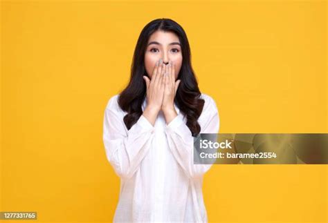 밝은 노란색 배경에 고립 된 손으로 입을 덮고 놀랍고 충격을 받은 아시아 여성 손으로 입 막기에 대한 스톡 사진 및 기타 이미지 손으로 입 막기 놀라움 아시아인