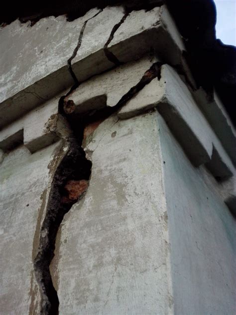 Как заделать трещину в стене