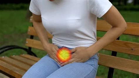 Primer Plano De La Mujer Que Sufre De Dolor De Período Aborto