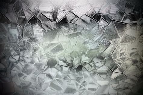 백라이트가있는 플루트 유리 빛의 아름다운 여러 가지 빛깔의 굴절 추상적인 배경입니다 자체 접착 필름 늑골이있는 유리 표면 양각 유리 배경 유리 재료에 대한 스톡 사진 및