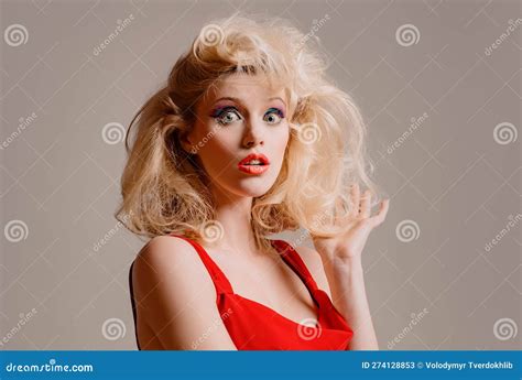 Loca Y Furiosa Joven Mujer De Pie Sobre Fondo Gris Expresiones De Rostro Cara De Mujer