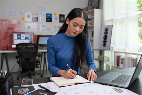 사무실에서 일하는 아시아 여성 그래픽 디자이너 아티스트 크리에이티브 디자이너 일러스트 레이터 그래픽 스킬 개념 20 29세에 대한 스톡 사진 및 기타 이미지 Istock