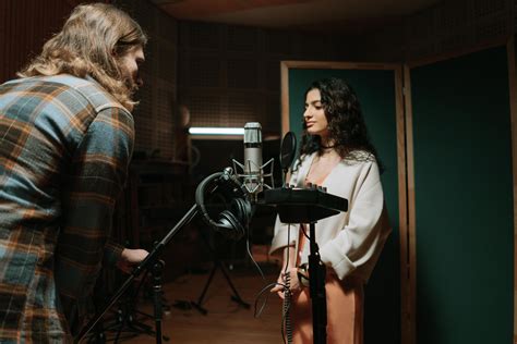 가수 건전한 엔지니어 기록 노래하는 녹음 녹음 세션 녹음 실 마이크로폰 뮤지션 보컬 보컬 녹음 보컬 퍼포먼스 생산자 서 있는 세션 뮤지션 소리