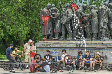 Деди и внуци Площад Славейков