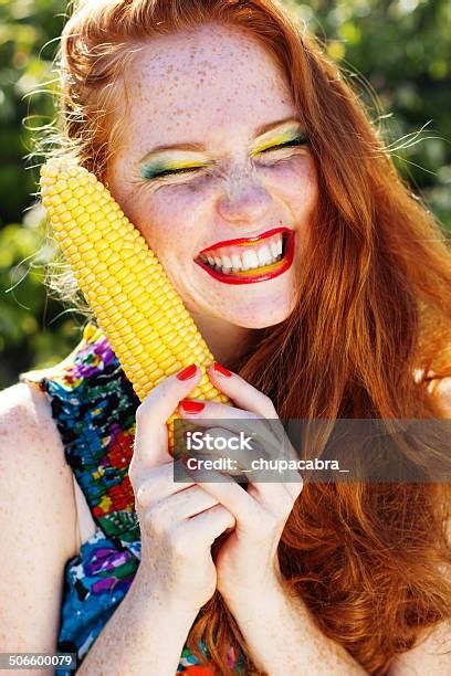 미소 여자아이 억제하여 기미와 주근깨의 생성을 쥠 옥수수 Cob 건강한 생활방식에 대한 스톡 사진 및 기타 이미지 건강한 생활방식 건강한 식생활 곡초류 Istock