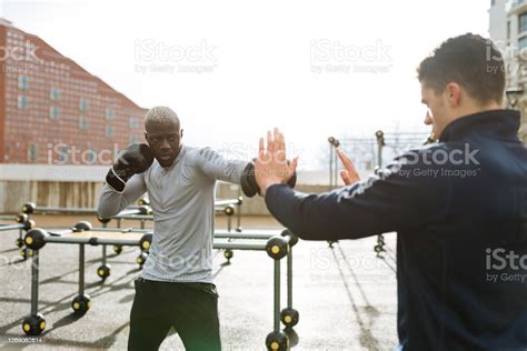 야외에서 운동 하는 밀레니엄 세대 권투 펀치를 연습 하는 아프리카 남자 20 24세에 대한 스톡 사진 및 기타 이미지 20 24세 20 29세 2명 Istock