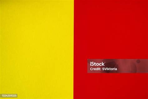 두 개의 세로 사각형의 밝은 배경은 노란색과 빨간색입니다 미세한 질감의 빈 노란색과 빨간색 종이 시트가 수직으로 분할됩니다 0명에 대한 스톡 사진 및 기타 이미지 Istock