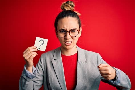 파란 눈을 가진 젊은 아름다운 금발의 여자는 물음표가 있는 알림 종이를 들고 짜증나고 분노로 외치고 미친 듯이 소리지르고 분노 개념 감정에 대한 스톡 사진 및 기타 이미지