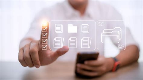 문서 관리 시스템 사무실에서 노트북 컴퓨터에서 작업 It 컨설턴트에 의해 설정되고 회사 파일 및 정보를 보관 검색 및 관리하기 위한 소프트웨어 개념에 대한 스톡 사진 및