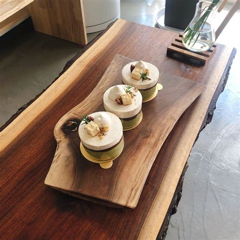 카페 우든 오늘의 조각케이크 는 인절미떡케이크 입니다 부드러운 녹차설기 위에 100