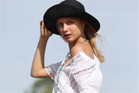 Обои на рабочий стол Девушка в шляпе обои для рабочего стола скачать обои обои бесплатно