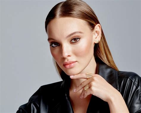 Premium Photo Close Up Portrait Of A Beautiful Elegant Woman With Stylish Jewelry On A White