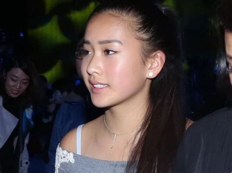 影星陈冲全家照，医生老公英俊，大女儿甜美似阿娇