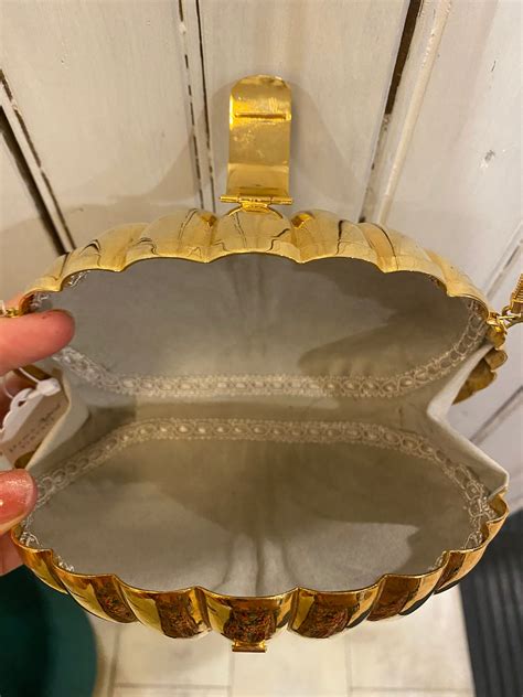 Vintage Clam Shell Purse Damnagedvintage