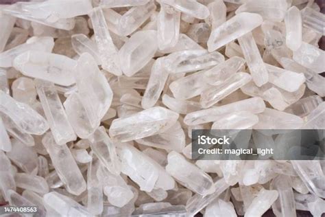 다양한 다채로운 돌 석영 대리석 광석 광물 보석의 클로즈업은 영적 힘을 포함하는 장식품 및 장식 보석으로 사용 인간의 믿고 0