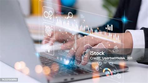 데이터 과학자 노트북을 이용한 인간 프로그래머는 미래 지향적 인 가상 인터페이스 화면에 대한 다양한 정보에서 분석 및 개발 알고리즘 인공 지능의 마케팅 및 딥 러닝 데이터