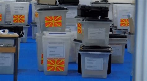 ДИК ги дистрибуира гласачките лифчиња утре ќе ја достават и опремата