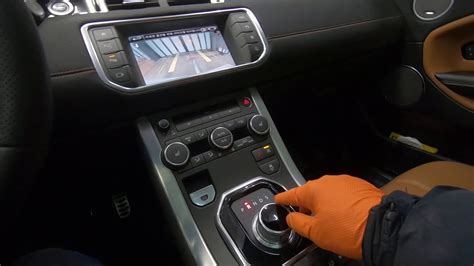 레인지로버 이보크 후진시 자동비상등 후깜모듈을 영상과 같이 설치합니다 이 모듈설치 이후에는 후진기어 동작시 후진깜빡이가 비상버튼을 누르지 않아도 자동으로 작동하여