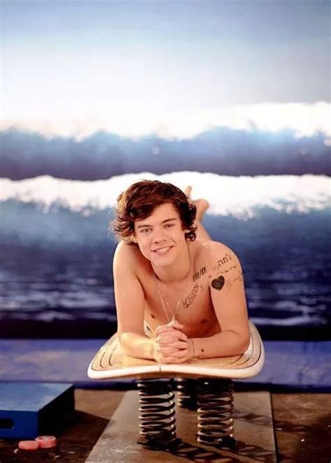 Louis Tomlinson Kiss You Surfing
