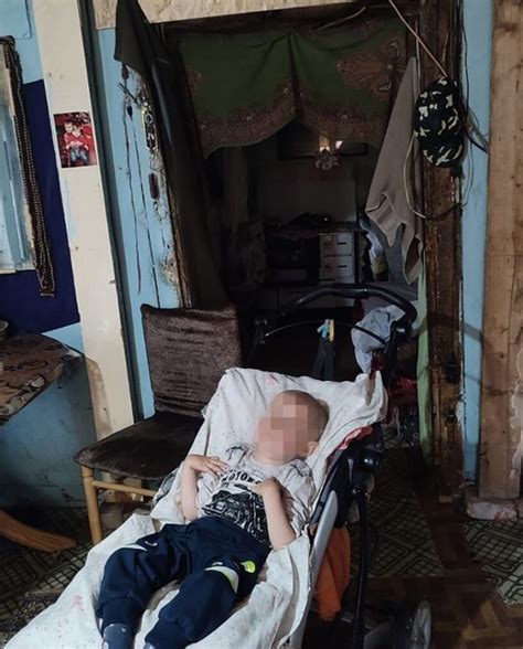 Horror Mutter Verl Sst Hilfloses Kind Mit Behinderung