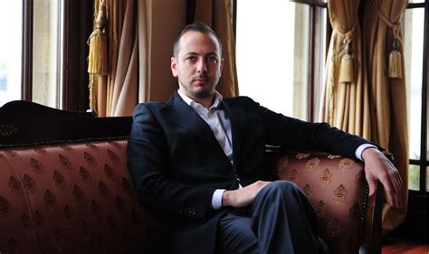 Habits That Upper Class People Think Are Normal But Make The Middle Class Uncomfortable